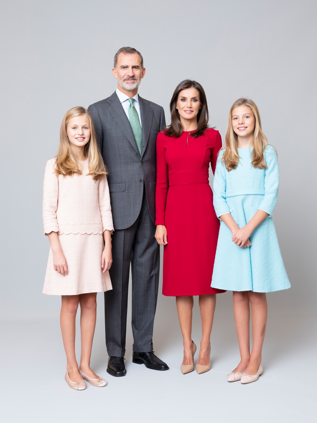 Casa Real unveils new photos of King and Queen and their daughters ...