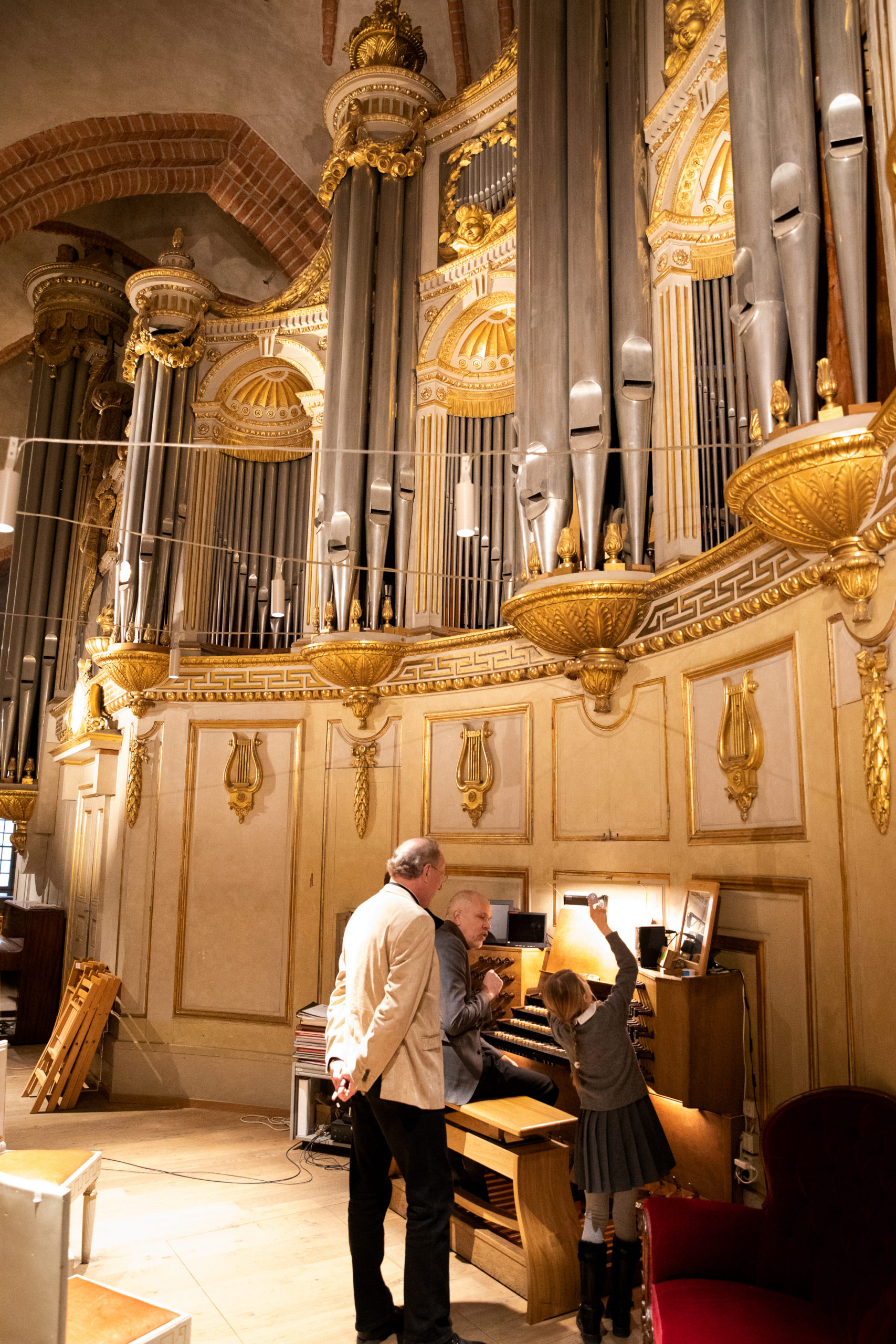 Princess Estelle learns about the organ at Storkyrkan - Royal Central