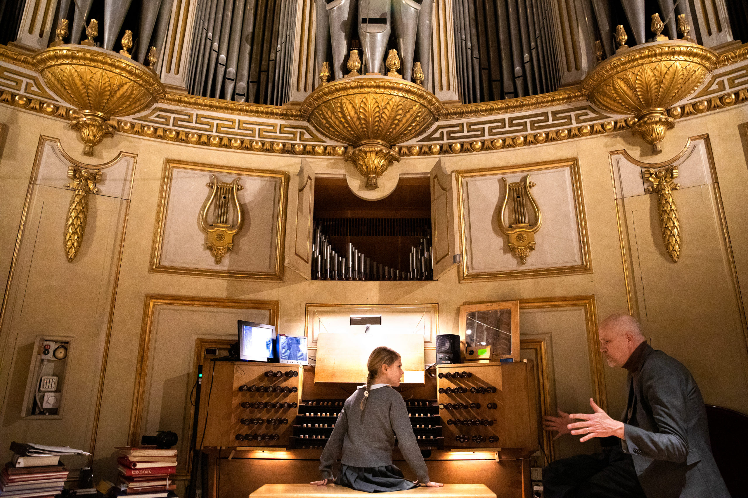 Princess Estelle learns about the organ at Storkyrkan - Royal Central