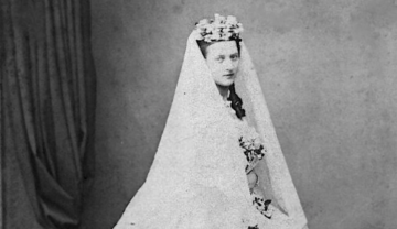 The stunning necklace of a future queen made famous again by the ...