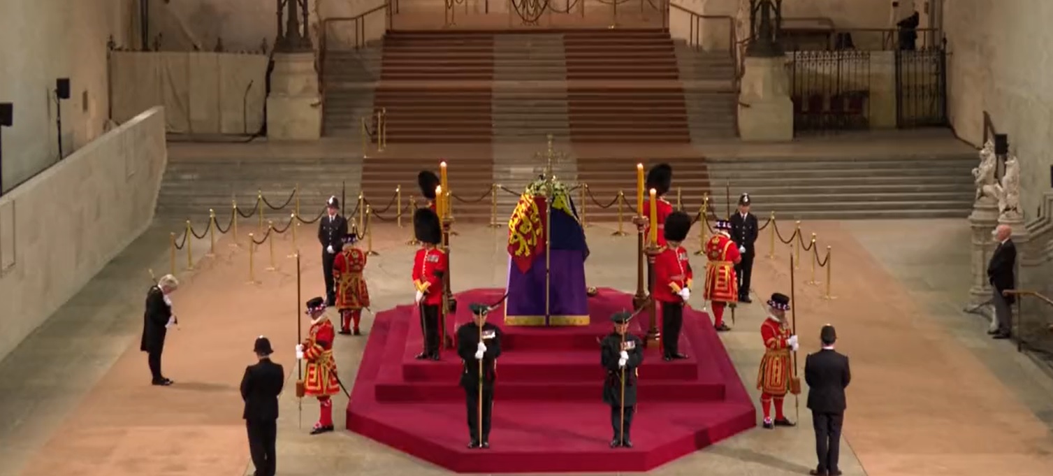 YEAR IN REVIEW: The queue that became a tribute to Queen Elizabeth II ...