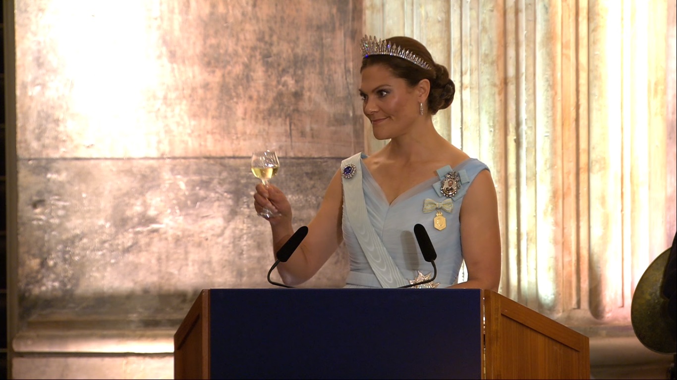 A touching father-daughter moment in the midst of a Jubilee celebration ...