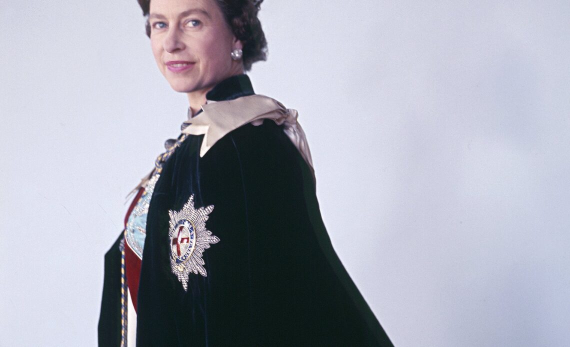 The tiara that became symbolic of Queen Elizabeth II's long reign ...