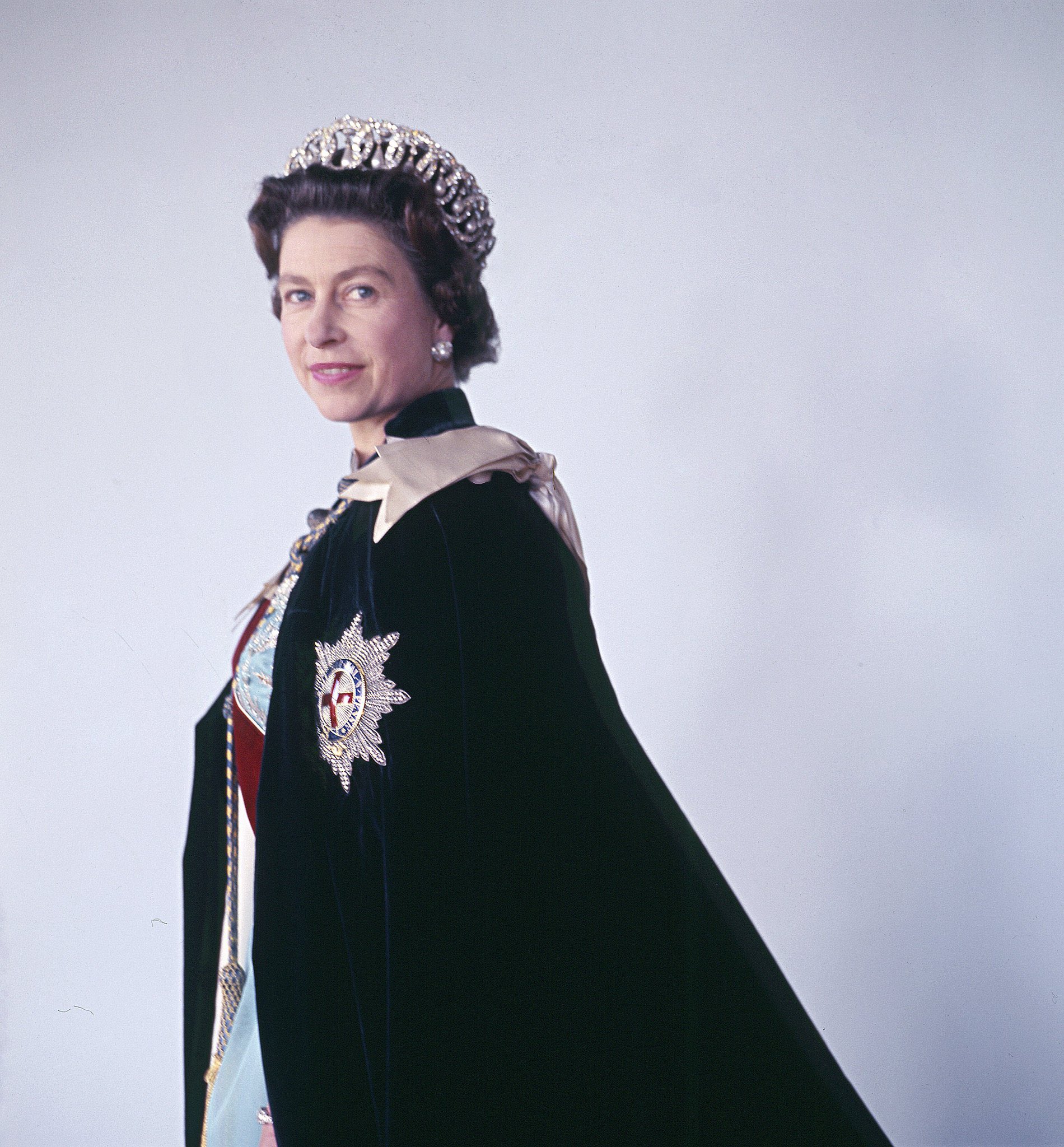 The tiara that became symbolic of Queen Elizabeth II's long reign ...