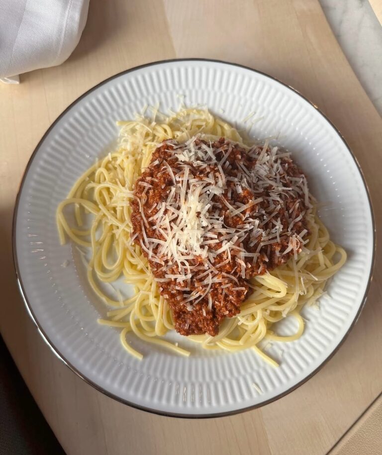 Spaghetti bolognese for the royals after a day of running around ...